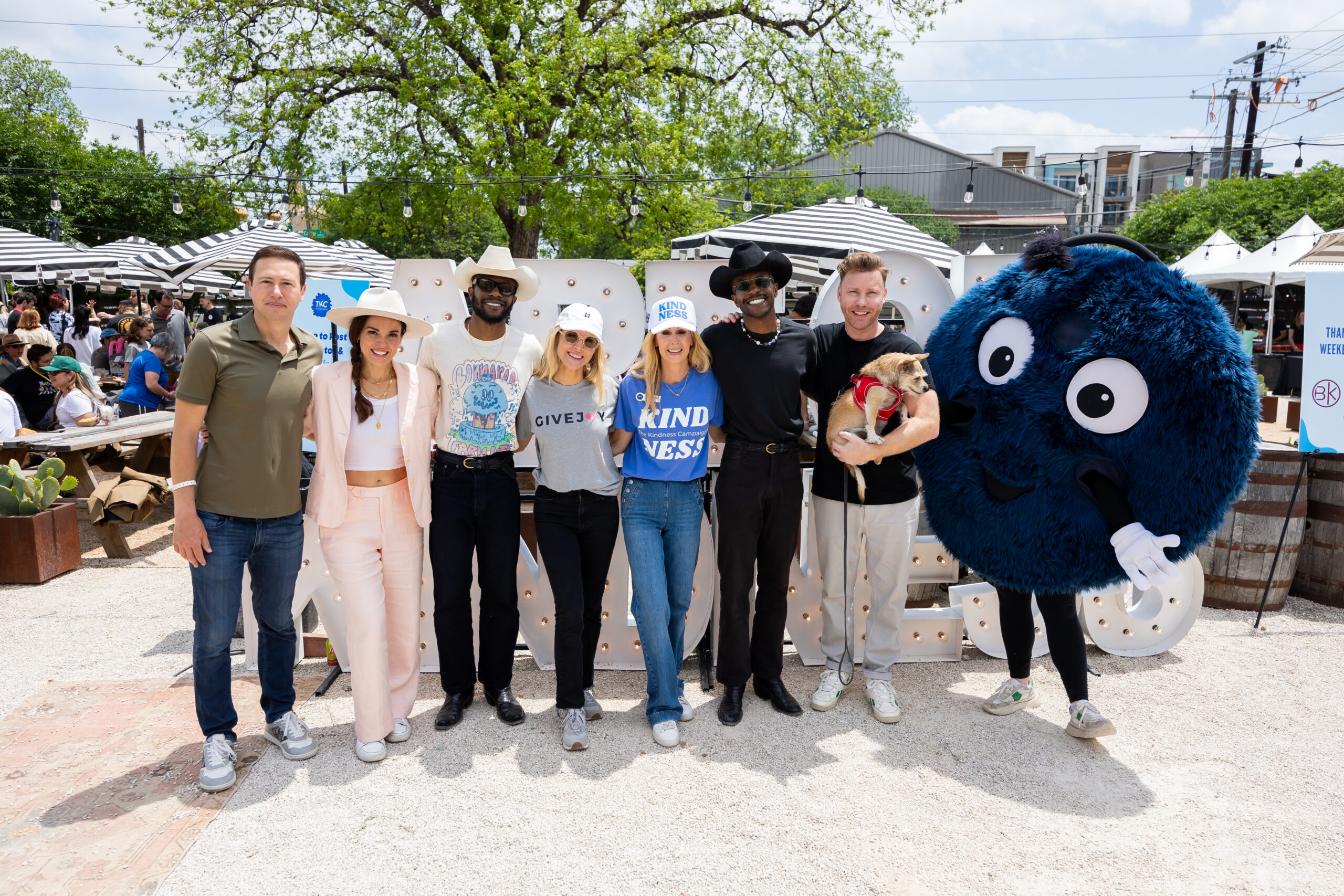 Social Hour: The Art of Kindness Day Celebrates Community - Tribeza