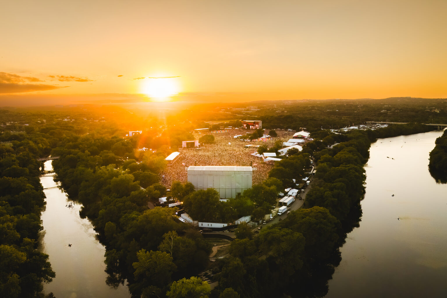 This Year's ACL Festival Offers Bungalows and New Levels of VIP Luxury ...