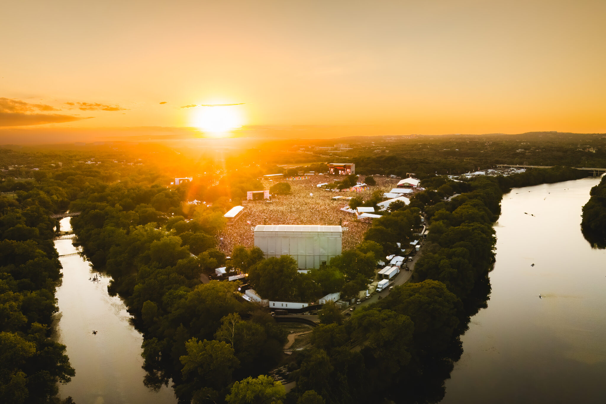 This Year's ACL Festival Offers Bungalows and New Levels of VIP Luxury ...